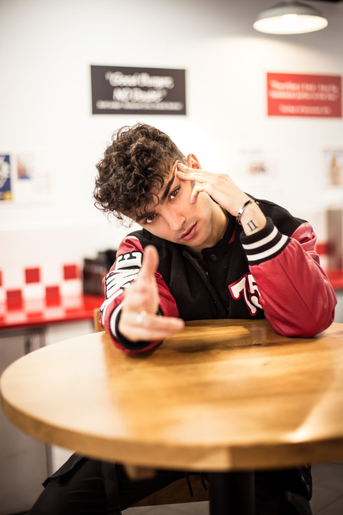 Con sensuales movimientos: Samuel Lopez ha llamado la atención de más ...