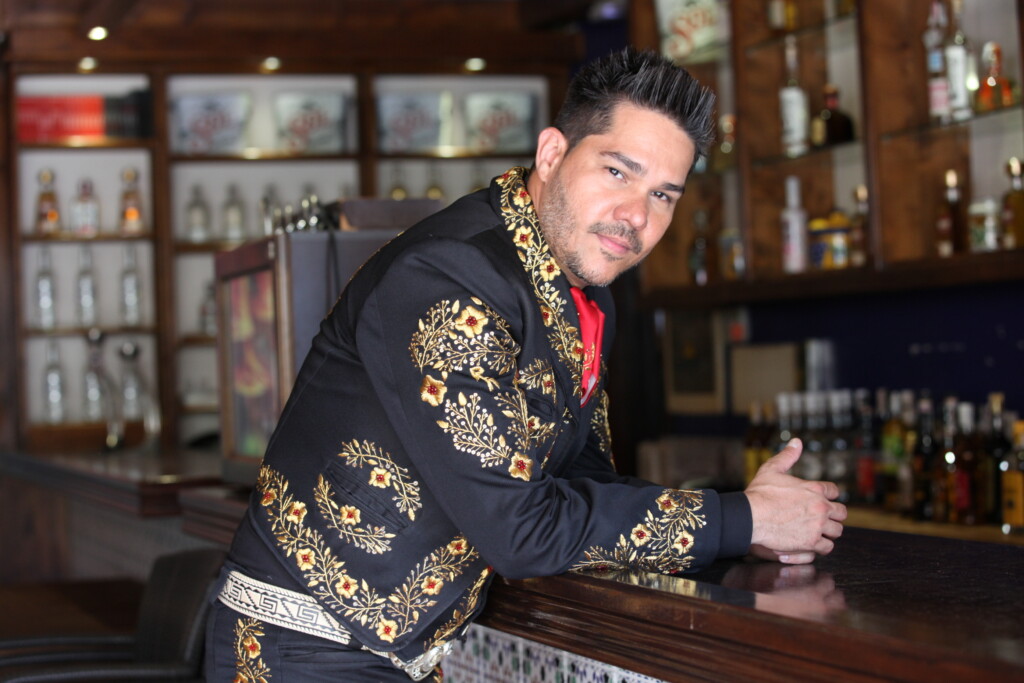 “RANCHERAS EN INGLES” Rafa Rodríguez muestra su video oficial con una ...